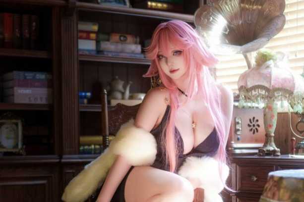 菌烨tako原神COS：礼服版八重神子的神秘与性感之美 - 图趣阁